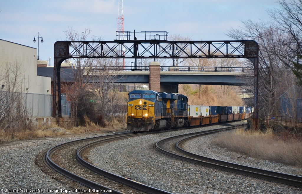 CSX 798 leads Q137 west.